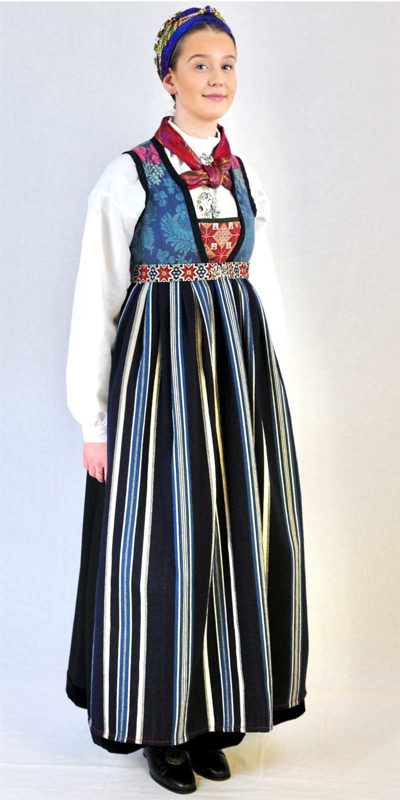 Bringeduksdrakt fra Nord-Valdres - Norsk Flid nettbutikk og bunader